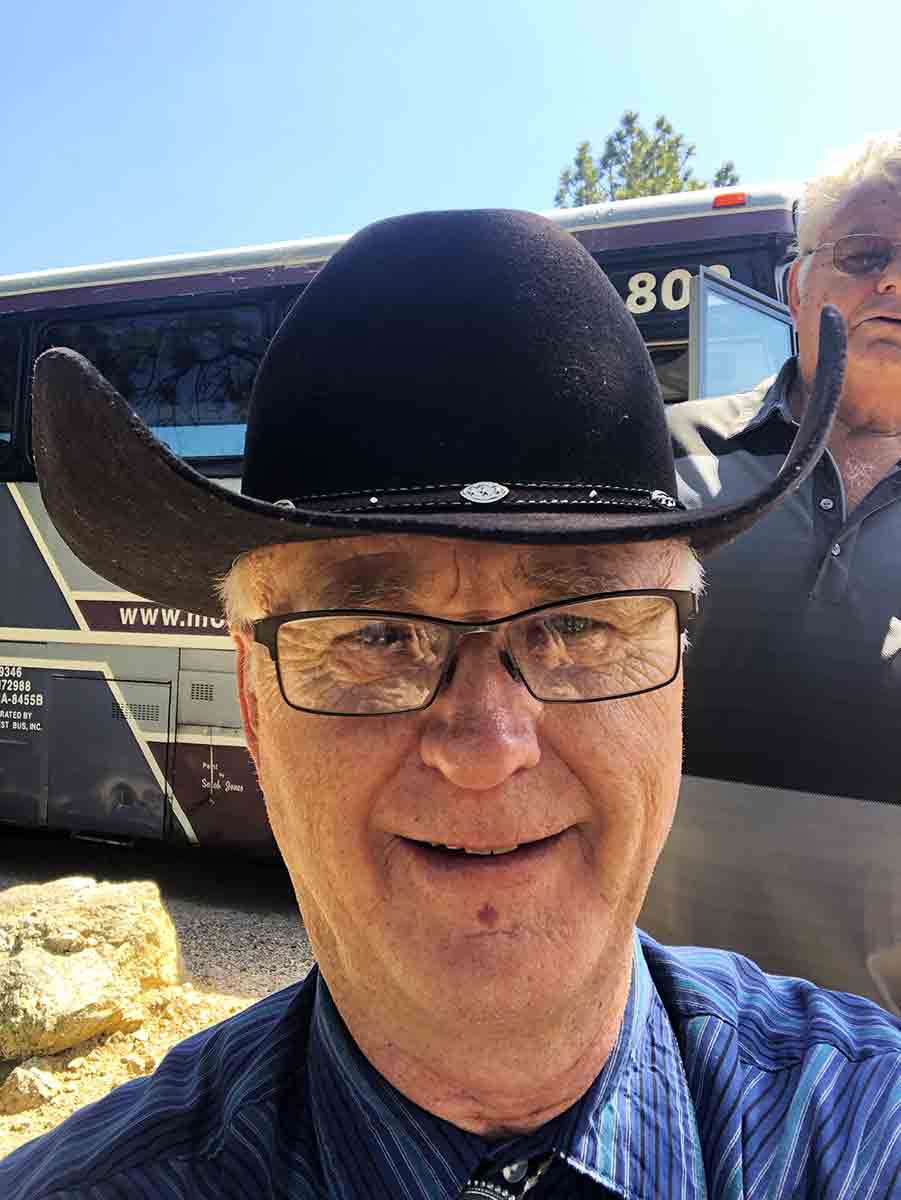 The Advantages & Disadvantages of Bus Tours - PullOverAndLetMeOut.Com
